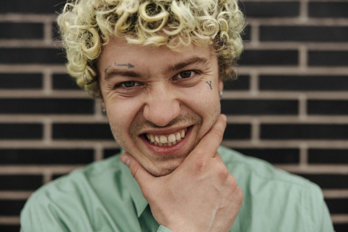 fake-smile - Info Vandaag