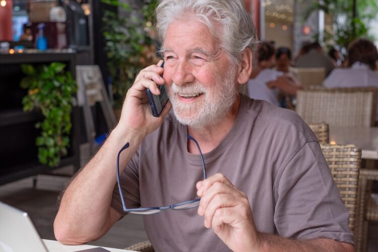 Oplichting aan de telefoon: bij déze 3 signalen moet je direct ophangen ...